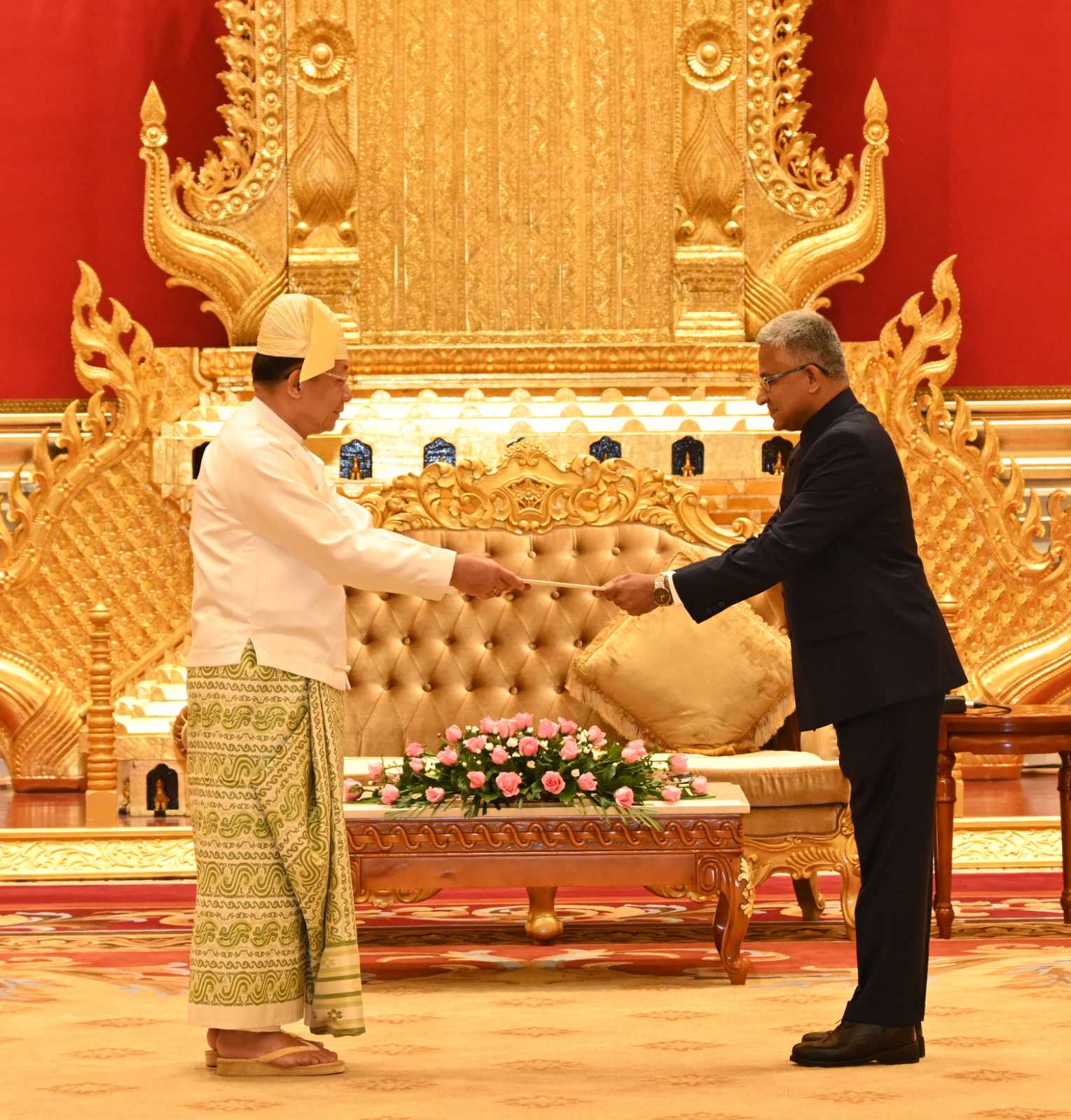 နိုင်ငံတော်စီမံအုပ်ချုပ်ရေးကောင်စီဥက္ကဋ္ဌ နိုင်ငံတော်ဝန်ကြီးချုပ် ဗိုလ်ချုပ်မှူးကြီး မင်းအောင်လ